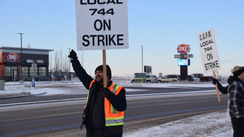 CUPW Local 744 participating in Postal Worker Strike | EverythingGP
