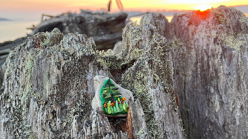 Nanoose artist leaving trinkets on her trails around mid-Island beaches ...