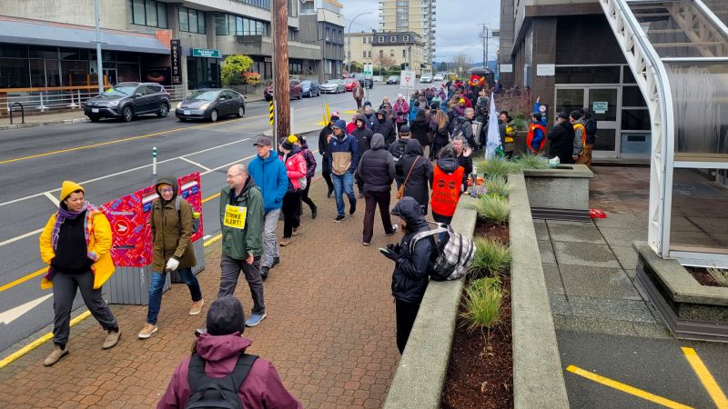 VIDEO: Striking public service workers picket downtown Nanaimo Service ...